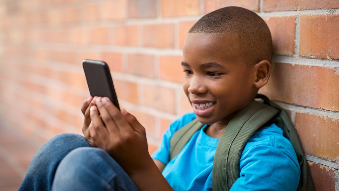 'Wait until 8th' smartphone pledge reaches 20,000 commitments | cbs19.tv