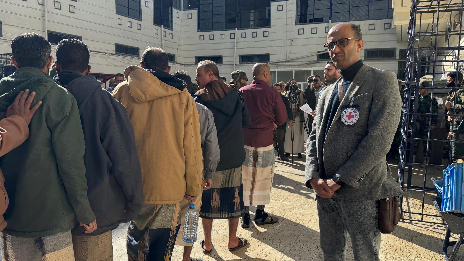 Houthi rebels unilaterally release 153 war detainees, Red Cross says ...