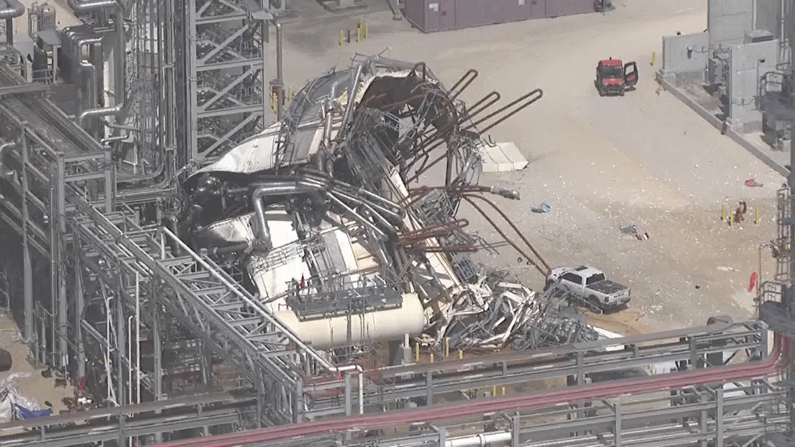 Explosion and fire at ONEOK plant on SH 146 in Mont Belvieu | cbs19.tv
