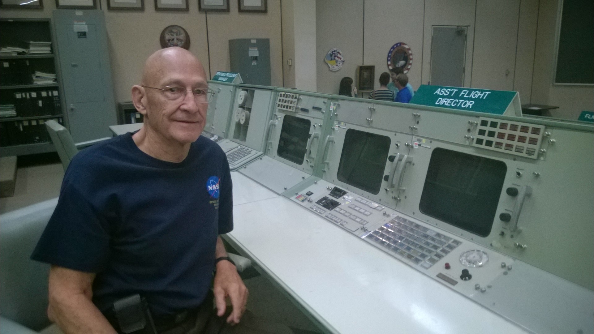 Apollo 11 asst. flight controller remembers moonwalk from inside ...