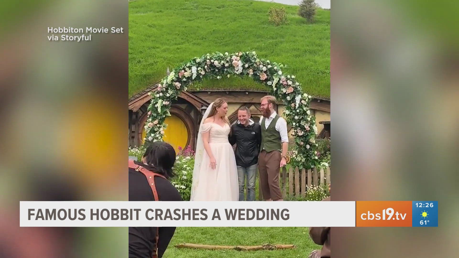 Actor Elijah Wood crashes Hobbit-themed wedding | cbs19.tv