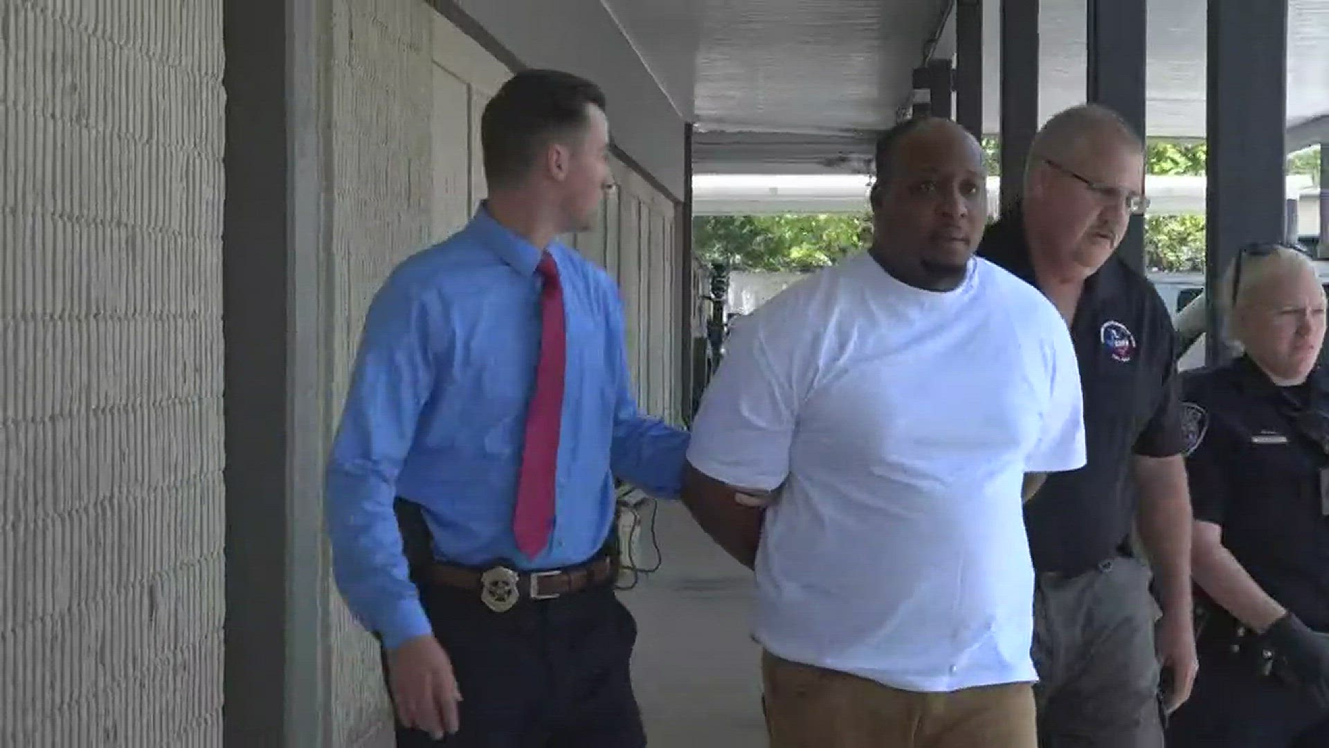 Murder suspect turns himself in to Tyler police | cbs19.tv