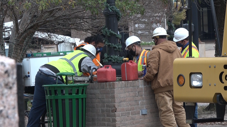 Christmas tree goes up in downtown Tyler square | cbs19.tv