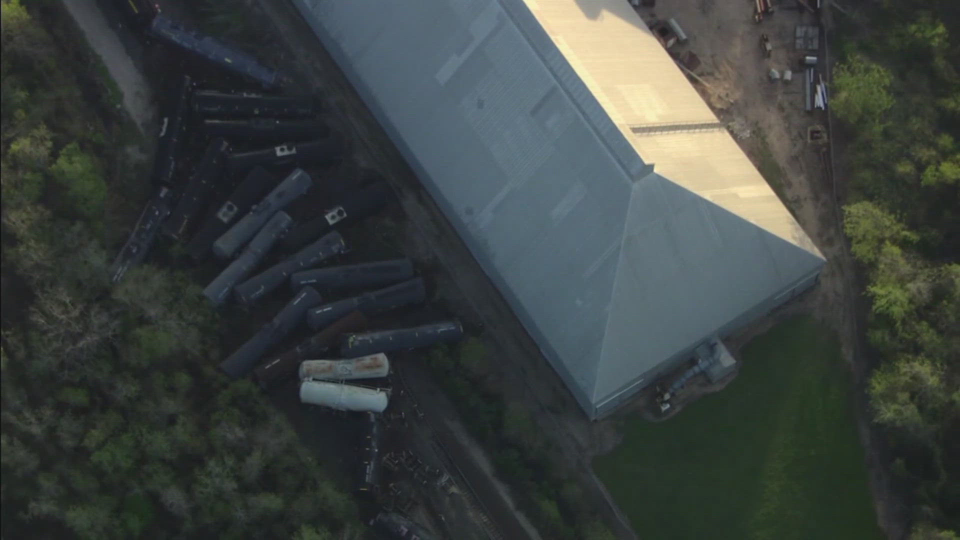 23-car train derails in Richmond | cbs19.tv