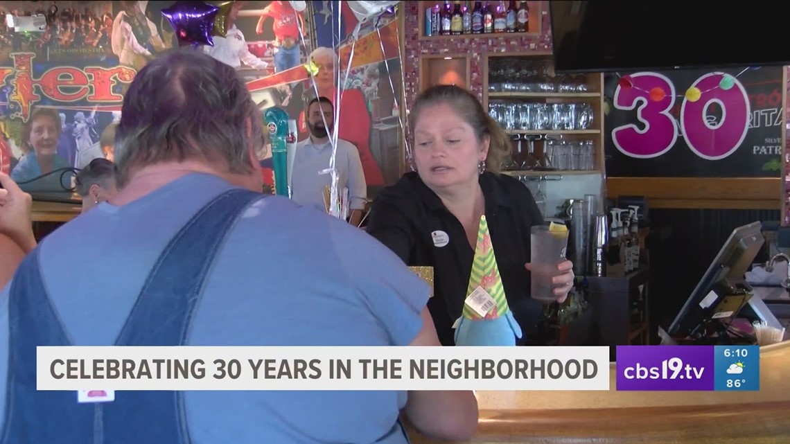 Employee celebrates 30th anniversary at Tyler Applebee's | cbs19.tv