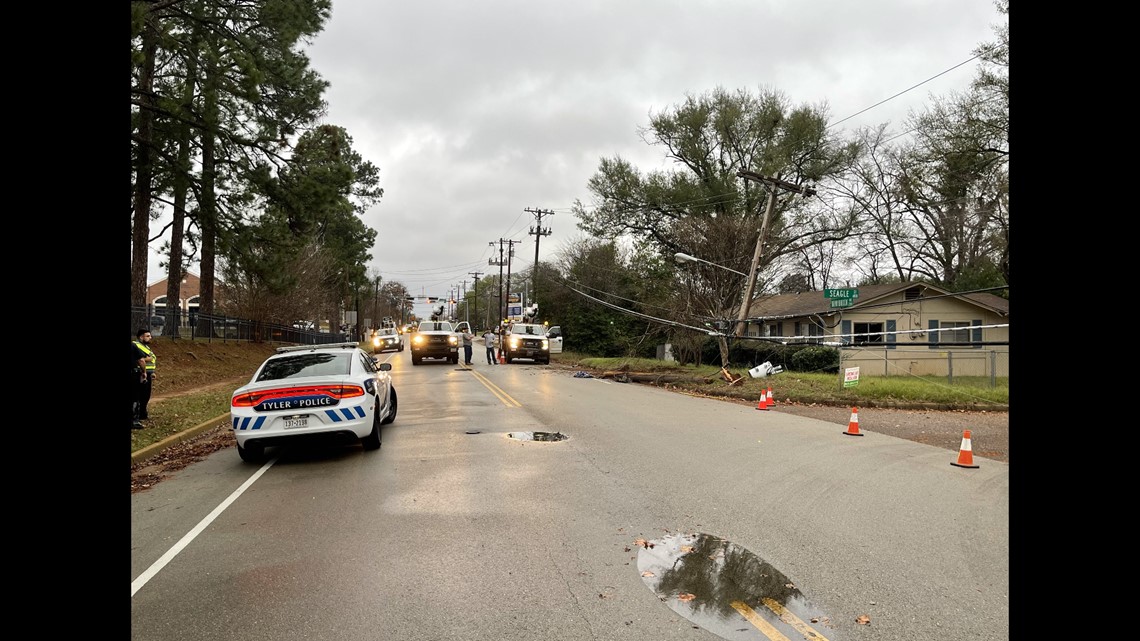 TRAFFIC ADVISORY: Vehicle hits power pole in Tyler | cbs19.tv
