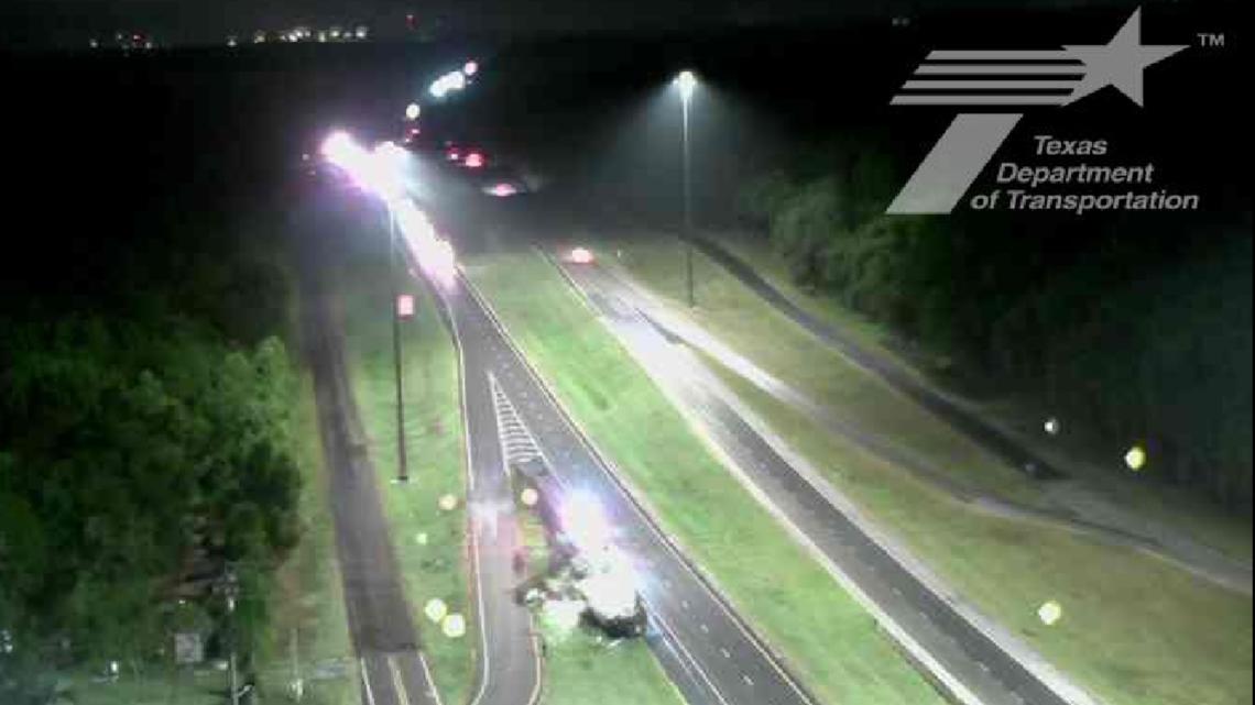 Overturned 18-wheeler blocks traffic on I-20 in Smith County | cbs19.tv