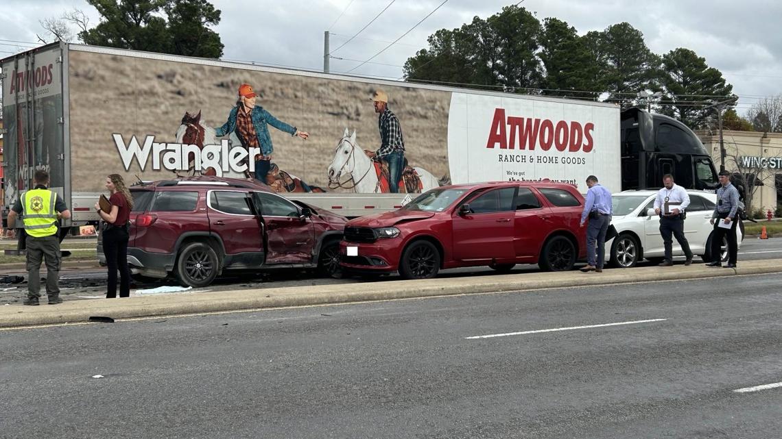 POLICE: 2 dead, 2 injured in 5-vehicle crash in Tyler | cbs19.tv