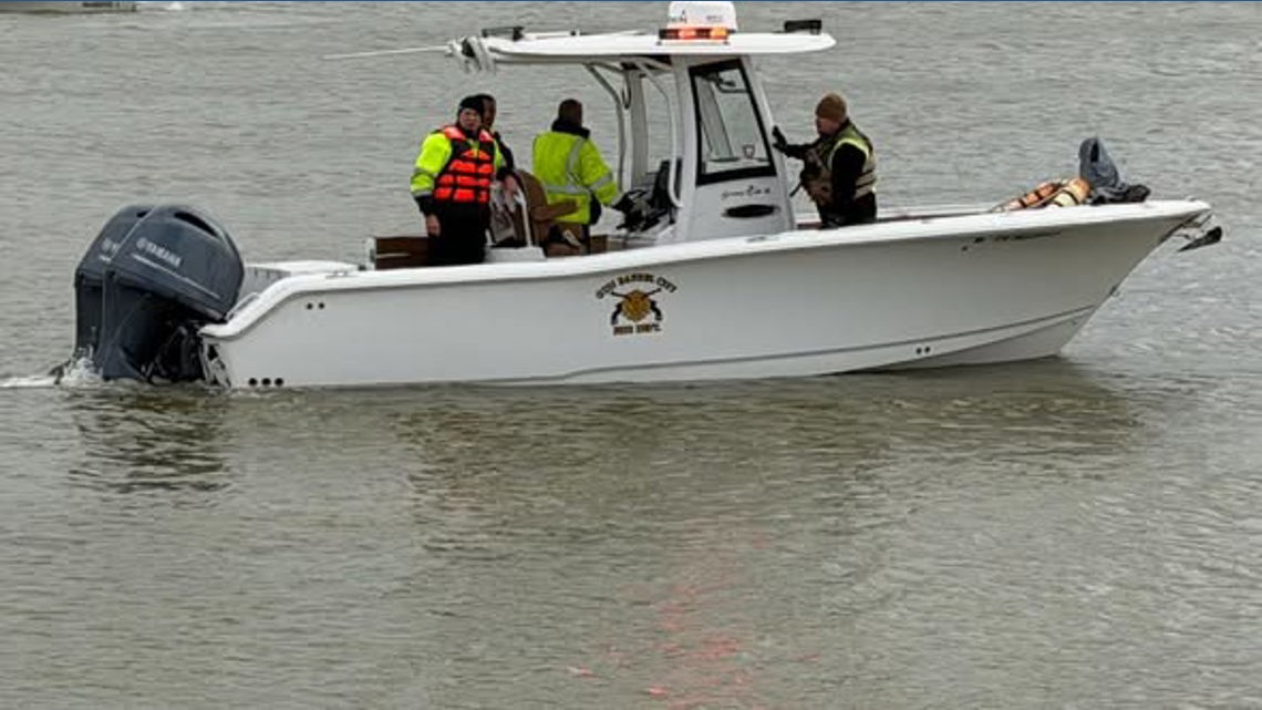 Two duck hunters rescued from sinking boat on Cedar Creek Lake | cbs19.tv