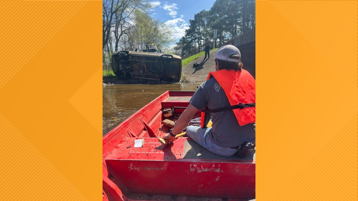 Rescue crews recover vehicle from Angelina River in Rusk Co. | cbs19.tv