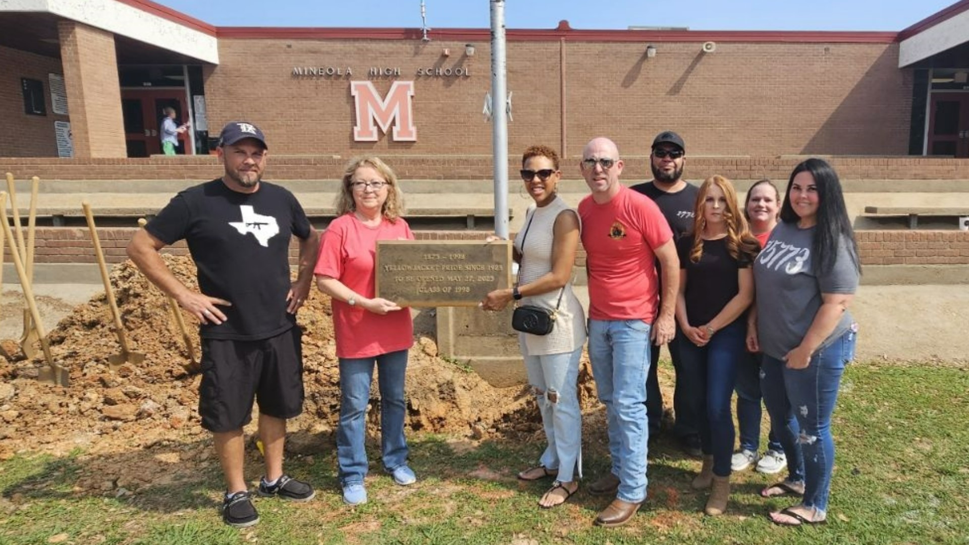 Mineola 2023 senior class, city officials celebrate time capsule | cbs19.tv