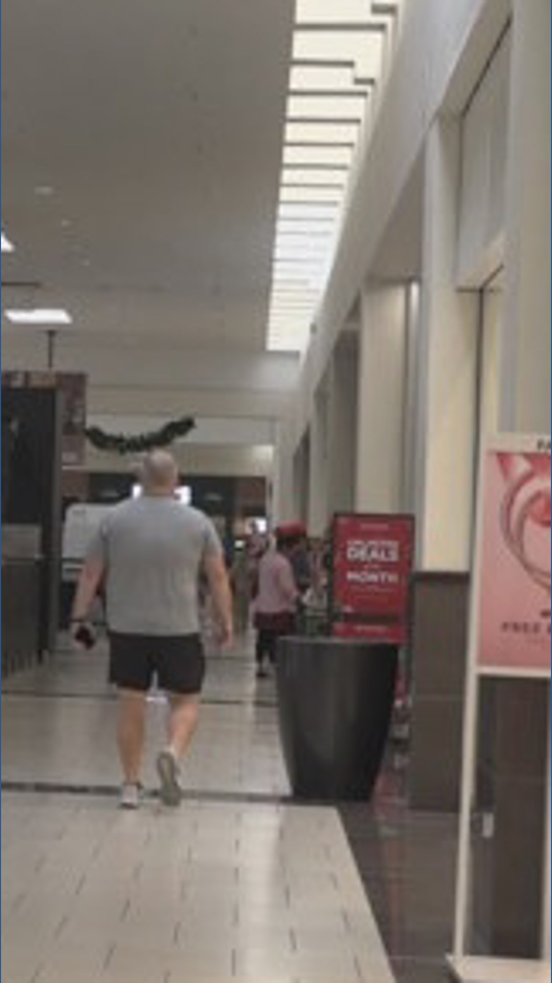 Last-minute shoppers pack Broadway Square Mall on Christmas Eve | cbs19.tv