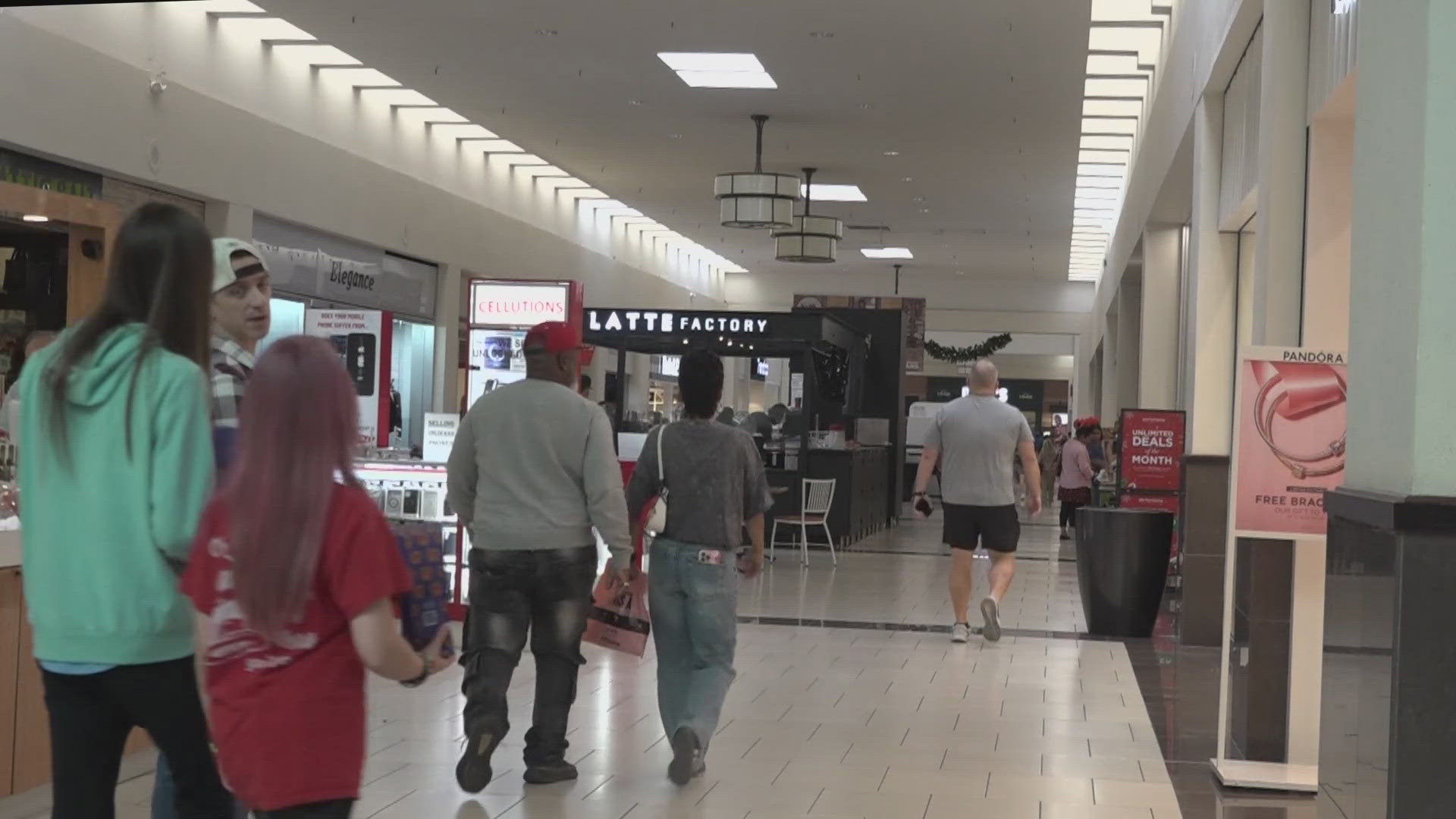 Last-minute shoppers pack Broadway Square Mall on Christmas Eve | cbs19.tv