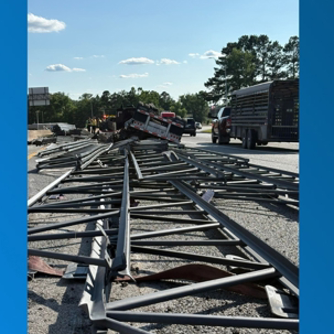 18-wheeler overturns in Lufkin, spills steel beams on South Medford ...