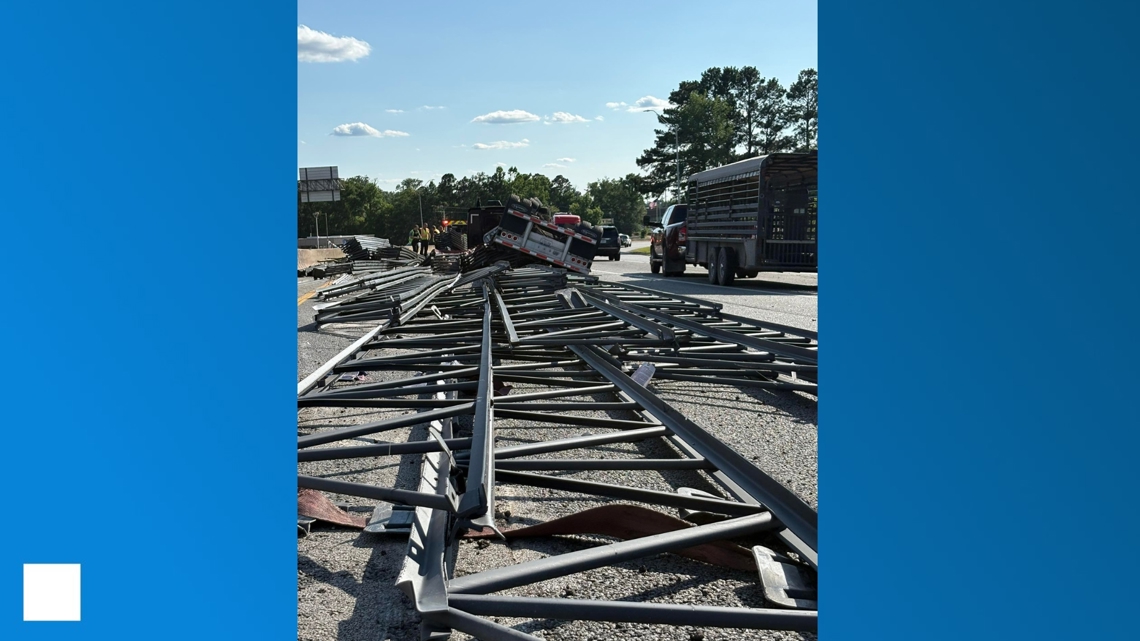 18-wheeler overturns in Lufkin, spills steel beams on South Medford ...