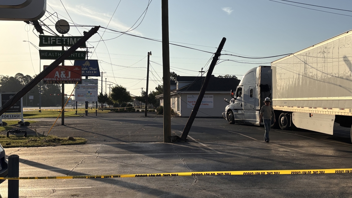 18-wheeler hits power pole in Tyler | cbs19.tv
