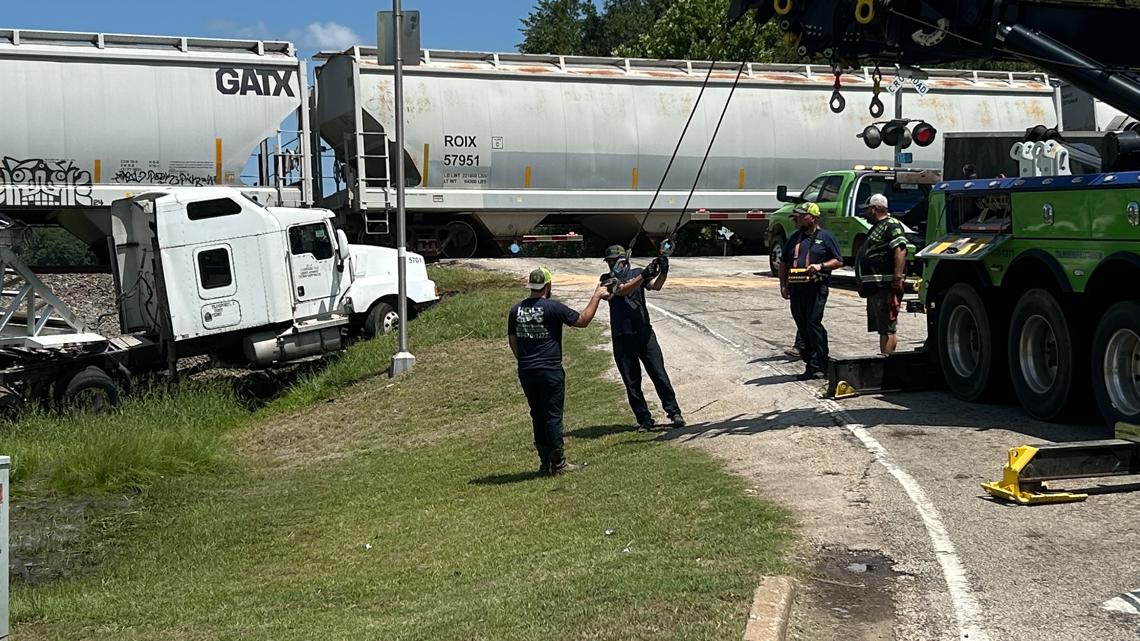 Train vs. 18-wheeler closes Brownsboro crossing | cbs19.tv
