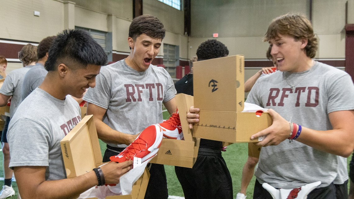 ETX native Patrick Mahomes gives Whitehouse football team shoes | cbs19.tv
