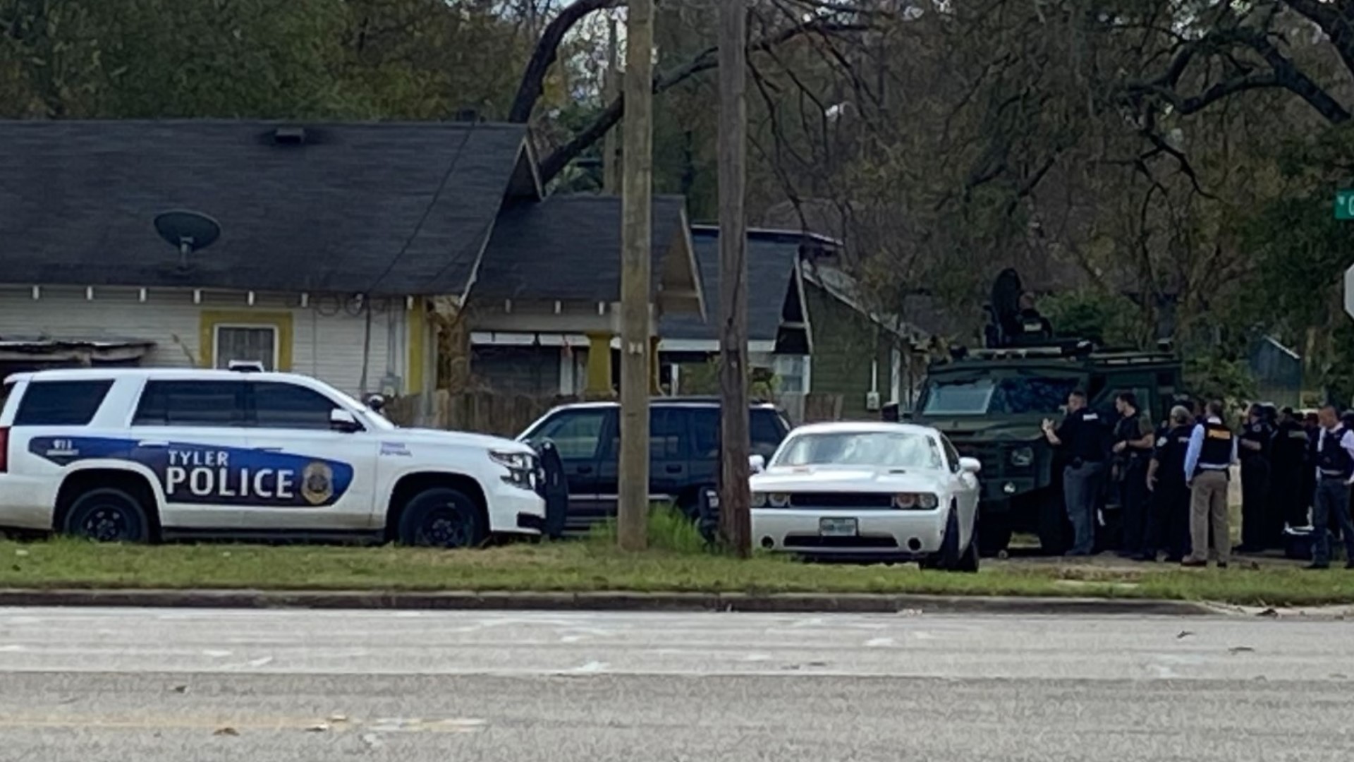 Tyler police responding to barricaded, armed man | cbs19.tv