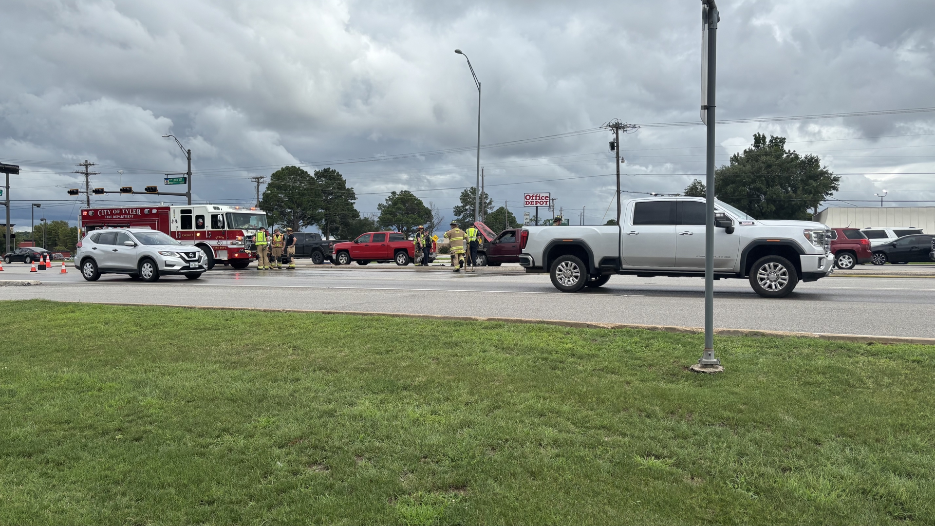 Tyler fire crews respond to vehicle fire on Loop 323 | cbs19.tv
