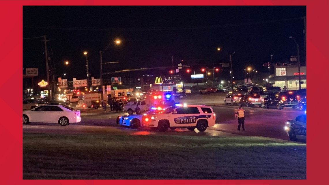 At least 1 injured after major wreck in Tyler | cbs19.tv