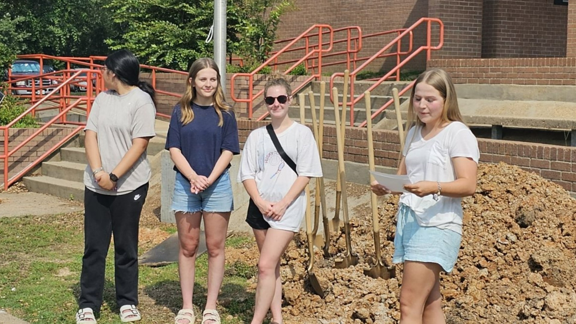 Mineola 2023 senior class, city officials celebrate time capsule | cbs19.tv