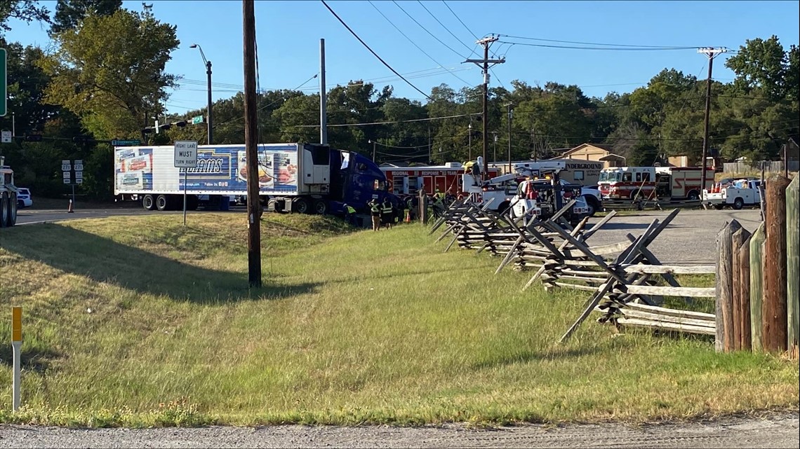 Major crash closes lanes on US 271, Loop 323 in Tyler | cbs19.tv