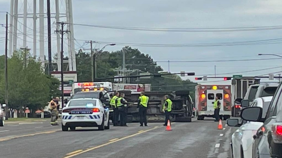 Tyler police responding to pin-in crash on Troup Hwy. | cbs19.tv