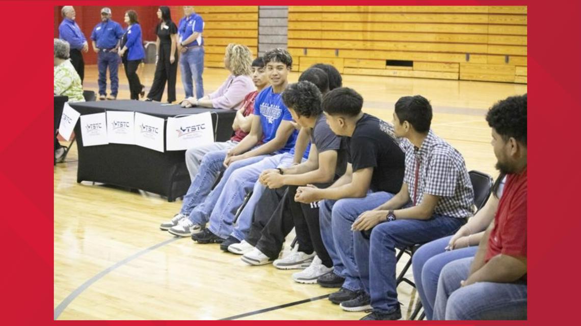 21 Kilgore seniors sign with colleges for CTE Signing Day | cbs19.tv