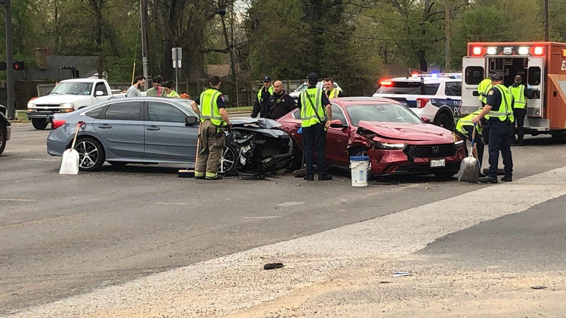 Police responding to major wreck on Loop 323, Paluxy in Tyler | cbs19.tv