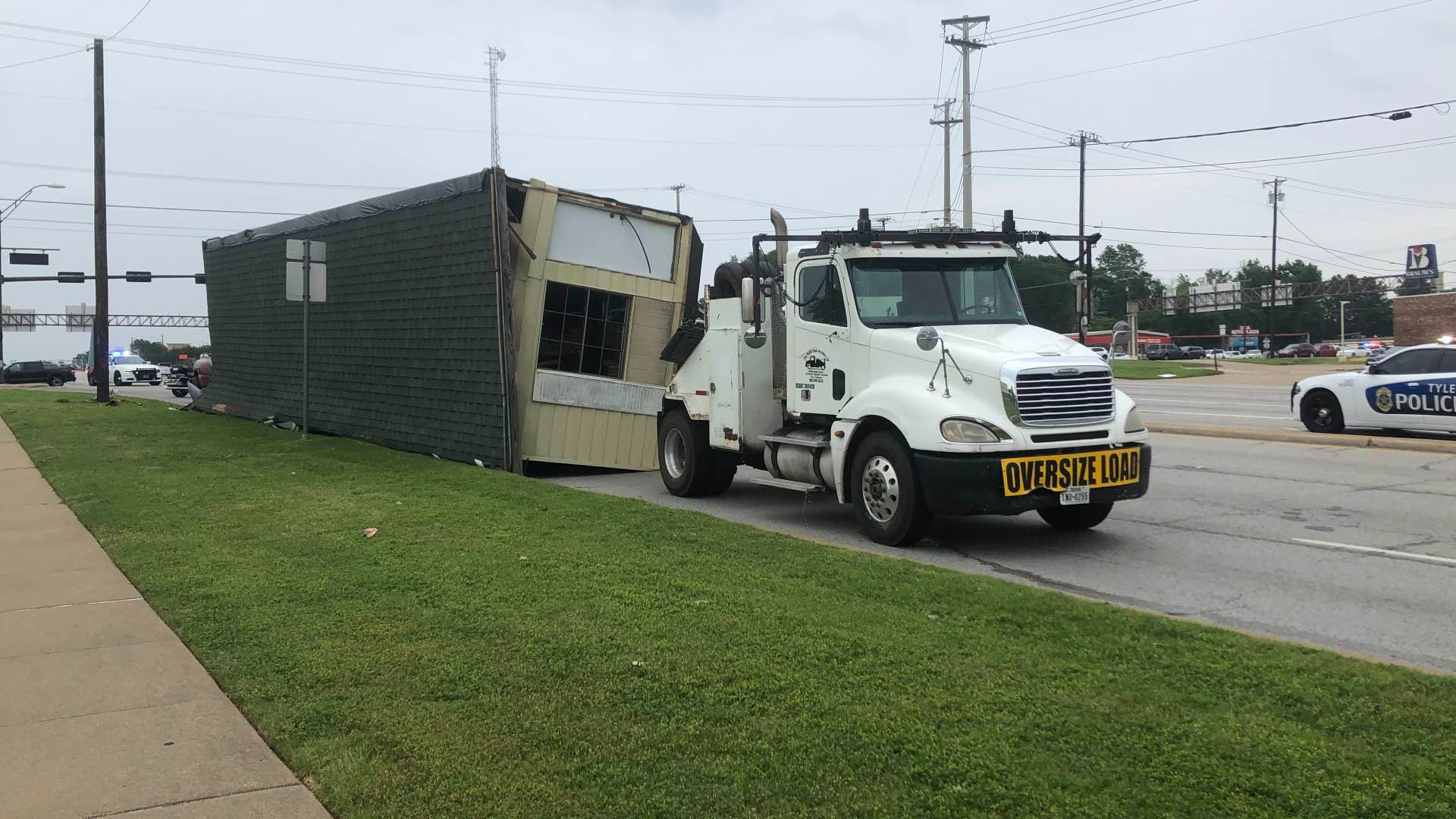 Traffic fully open after overturned mobile home removed at intersection ...