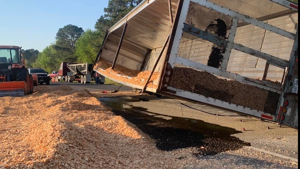 Overturned truck, trailer blocking traffic in Gladewater | cbs19.tv