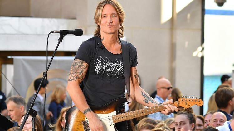 Woman helps customer short on cash...who turned out to be Keith Urban ...