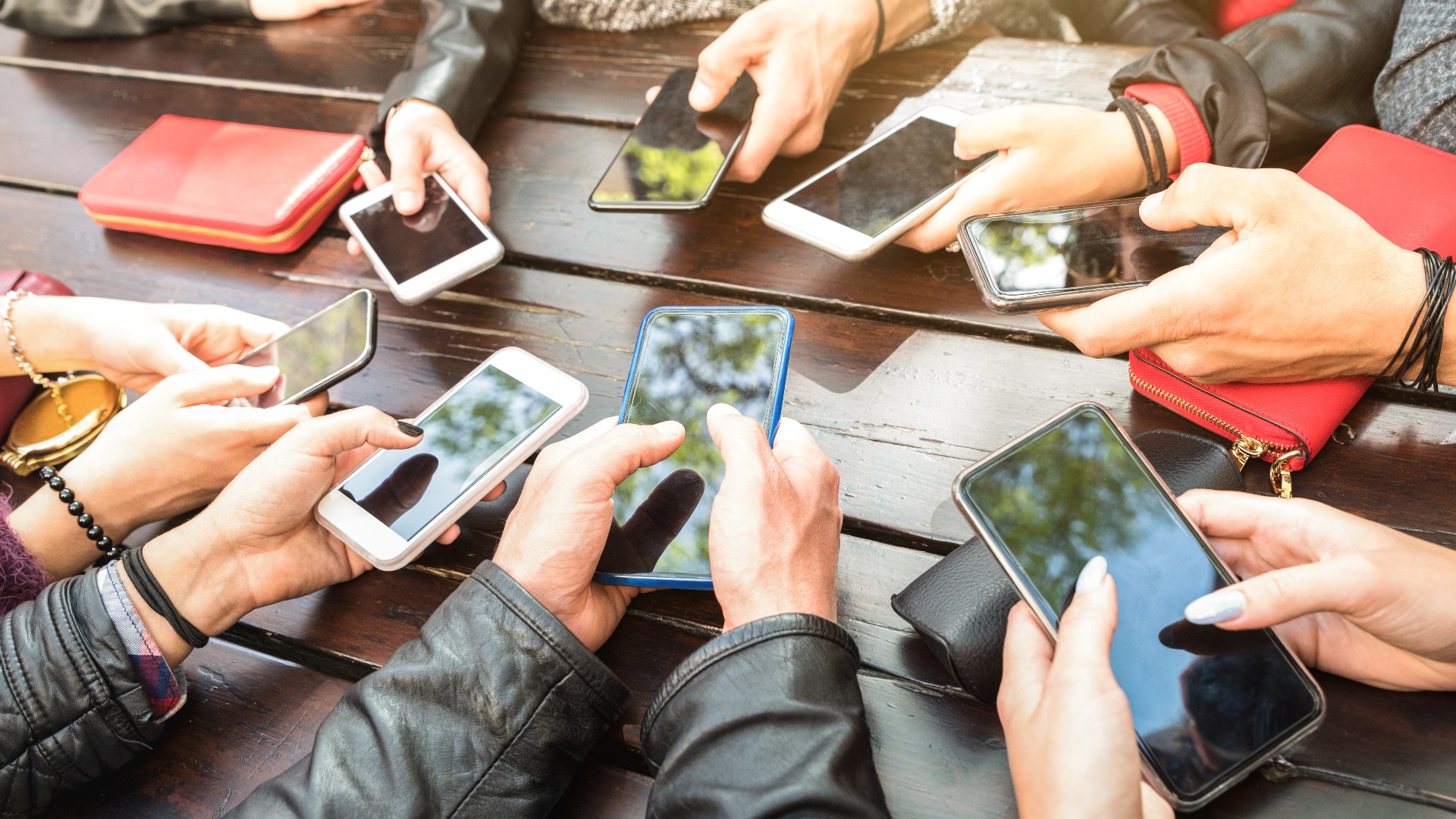Tyron Smith training the next generation at a Texas gym | cbs19.tv