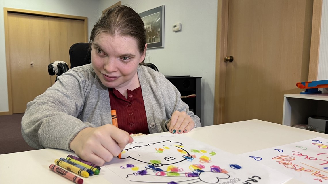 Michigan woman loses vision, still creating works of art | cbs19.tv